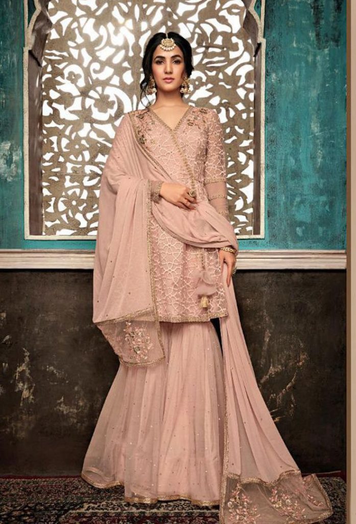 Traditional Pakistani Salwar Kameez for a Comforting Appeal