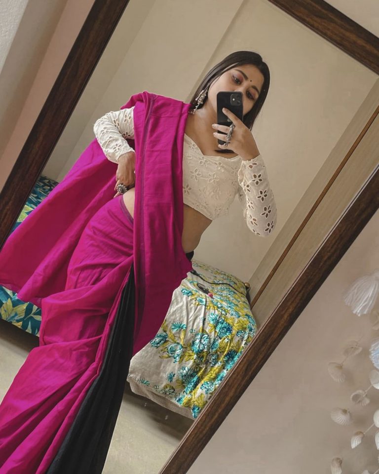 Traditional & Modern Saree Poses For Girls At Home