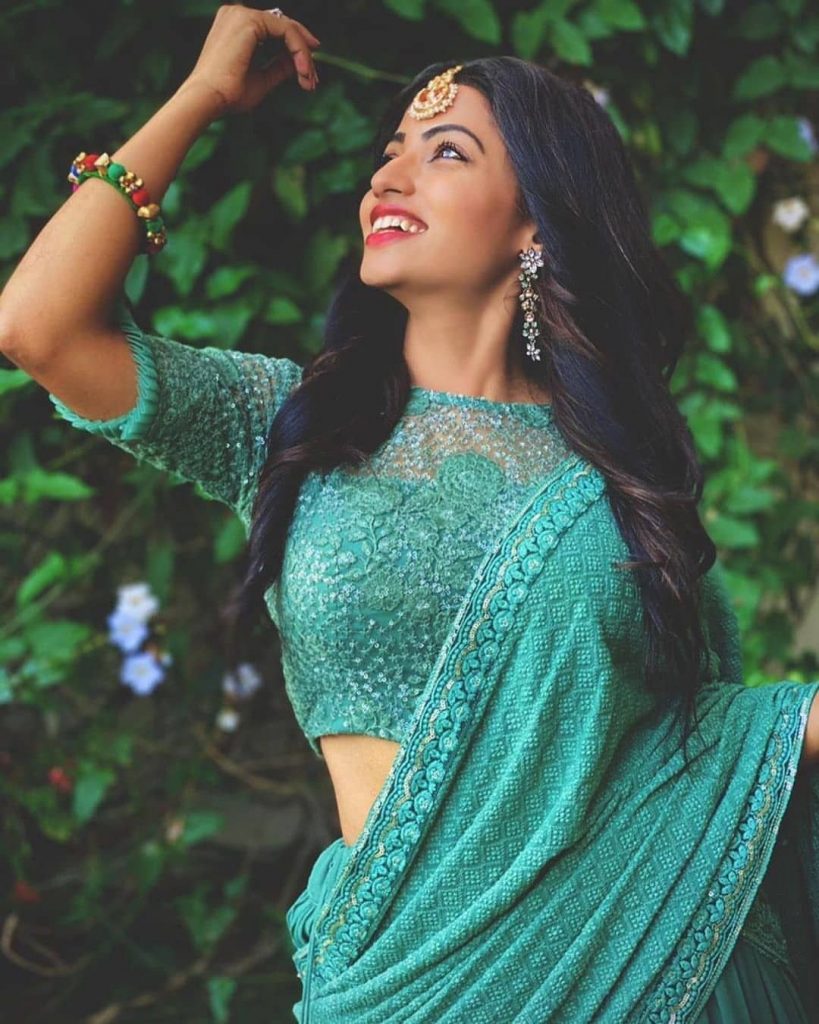 Traditional & Modern Saree Poses For Girls At Home